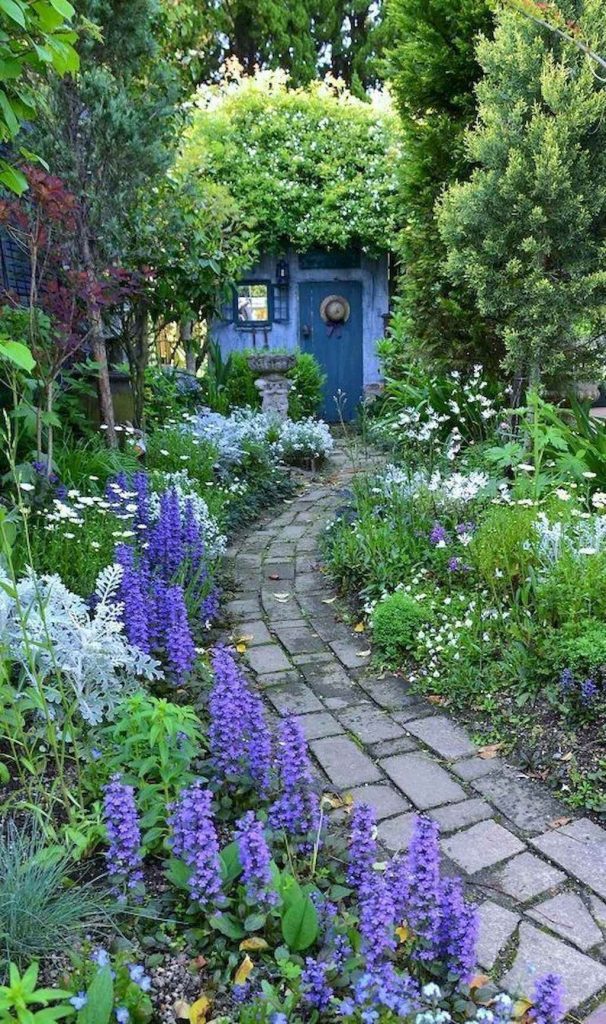 25+ Low Cost Rustic Garden Features (Ideas and Designs)