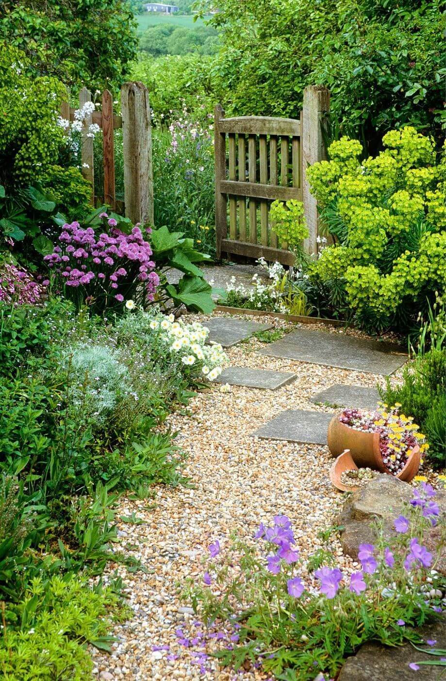 25+ Low Cost Rustic Garden Features (Ideas and Designs)