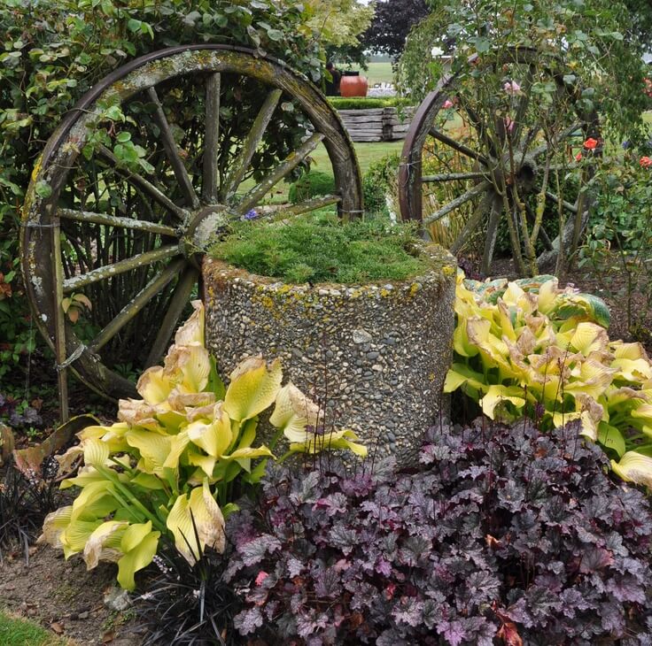 25+ Low Cost Rustic Garden Features (Ideas and Designs)
