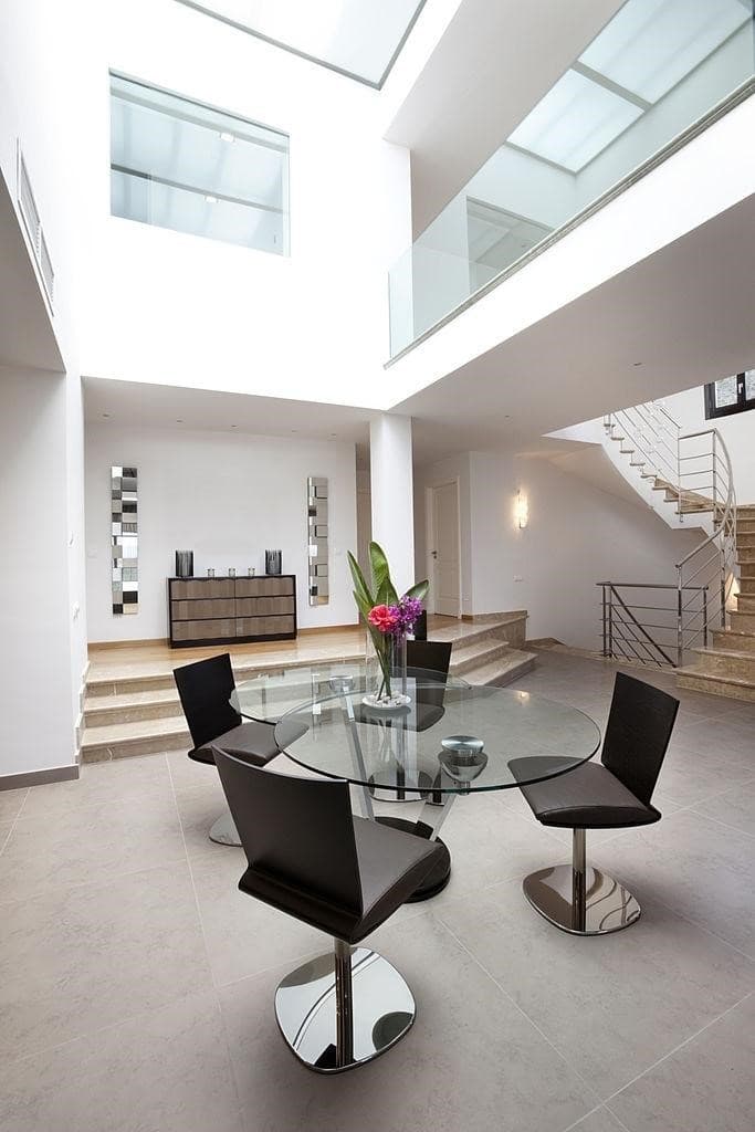 These 8 Properties Of Tempered Glass Make It Ideal for Large Buildings