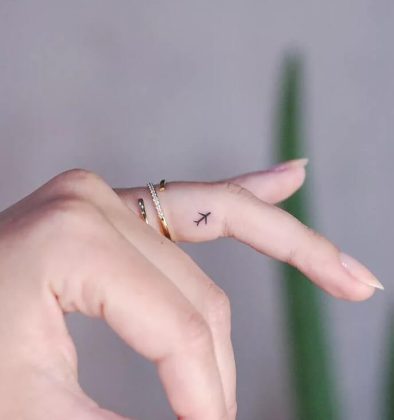 50 Stunning Finger Tattoo Ideas for Self-Expression and Sentimental ...