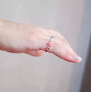 50 Stunning Finger Tattoo Ideas for Self-Expression and Sentimental ...