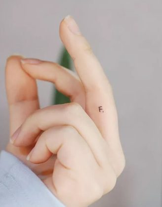 50 Stunning Finger Tattoo Ideas for Self-Expression and Sentimental ...
