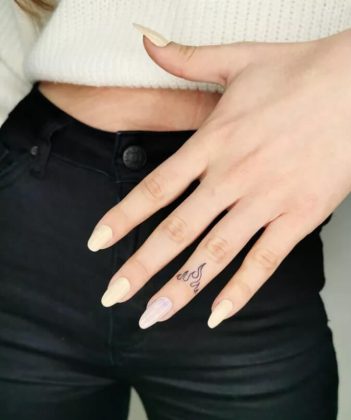 50 Stunning Finger Tattoo Ideas for Self-Expression and Sentimental ...