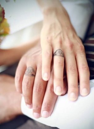 50 Stunning Finger Tattoo Ideas for Self-Expression and Sentimental ...