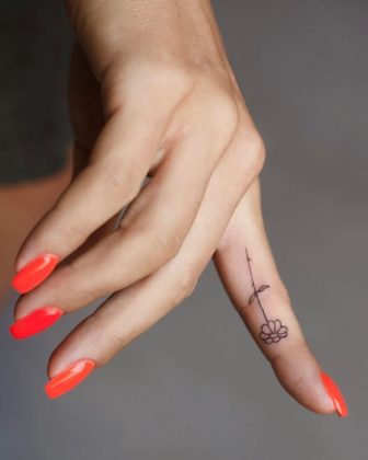 50 Stunning Finger Tattoo Ideas for Self-Expression and Sentimental ...