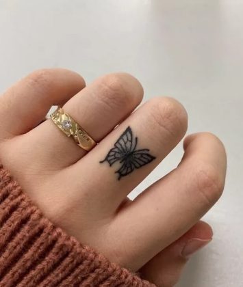 50 Stunning Finger Tattoo Ideas for Self-Expression and Sentimental ...