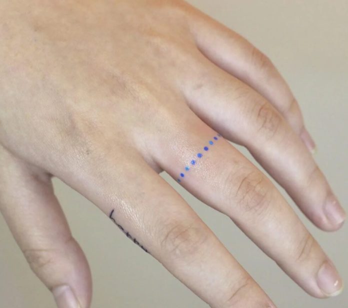 50 Stunning Finger Tattoo Ideas for Self-Expression and Sentimental ...